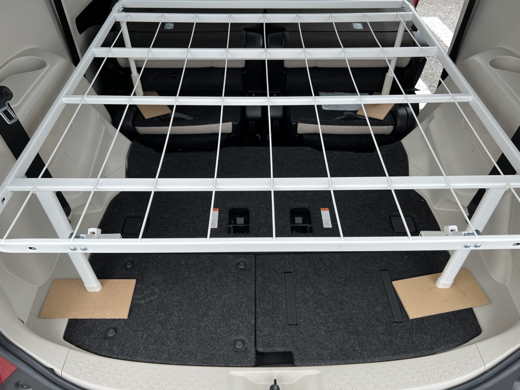 シエンタ七人乗りで車中泊するには？三列シートでも身長178㎝の僕が余裕で寝れる方法！ | 3Eや4E幅広甲高の靴はどこで買ってる？